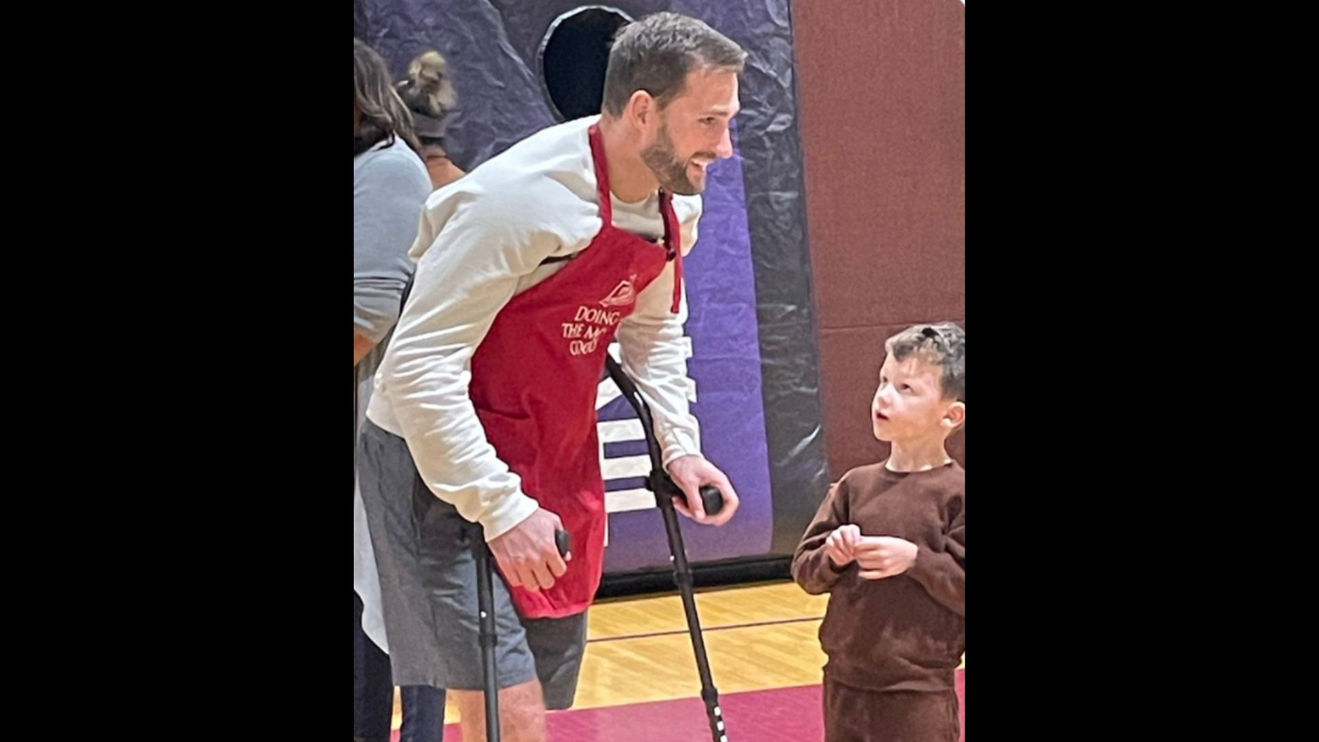 NFL Star Kirk Cousins Serves Meals to Needy While on Crutches